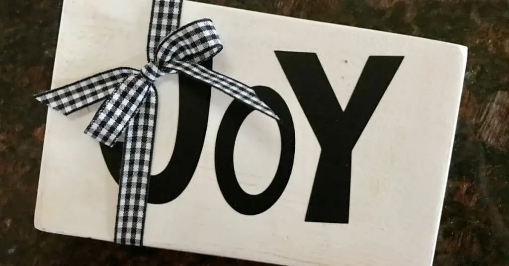 How To Make Wood Signs With Vinyl Lettering - Sunshine and Rainy Days